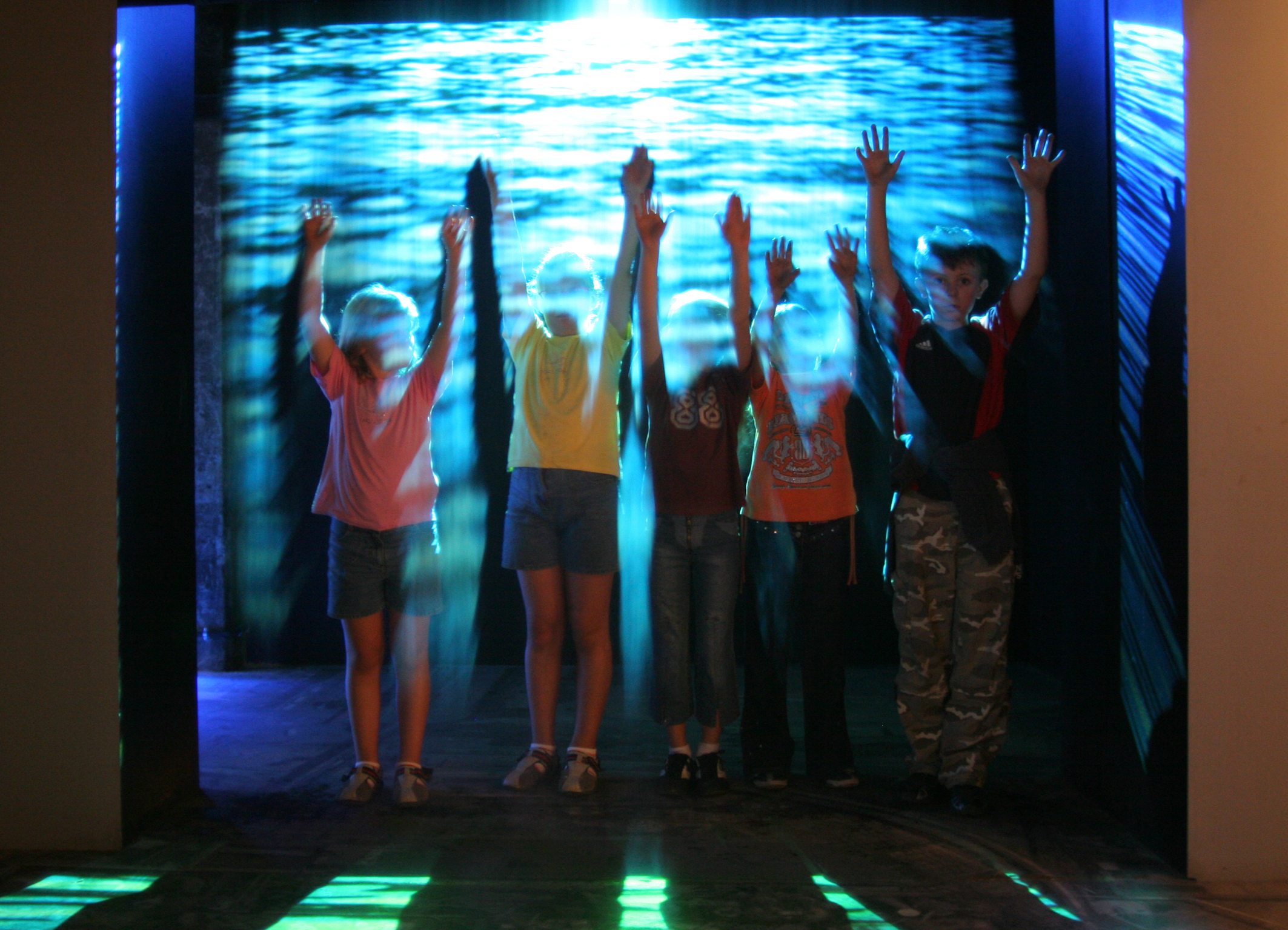 UK FOGSCREEN: Fogscreen Hire: Projector Hire: Smoke Machine Hire: CO2 Jets